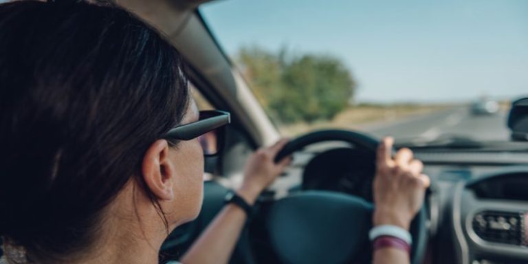 Manejar un carro seguro en carretera: recomendaciones | Budget
